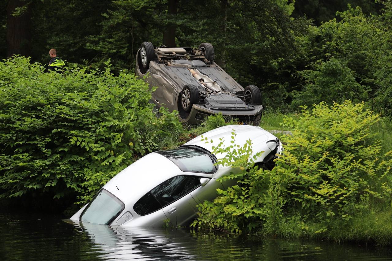 Auto ondersteboven en auto in het water na botsing bij Eerbeek | Foto ...