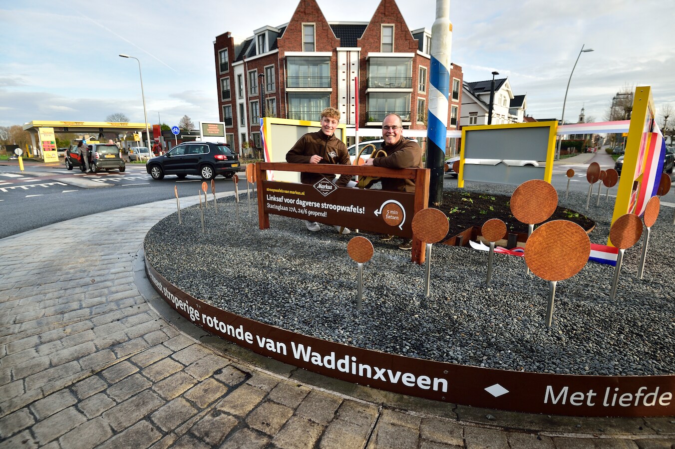 Job (15) fleurt rotonde op met zelfgemaakte stroopwafels: ‘Wie krijgt ...