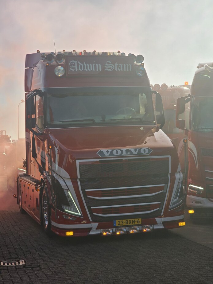 Indrukwekkend afscheid met vrachtwagens en rode fakkels: ‘Arnoud is uit ...