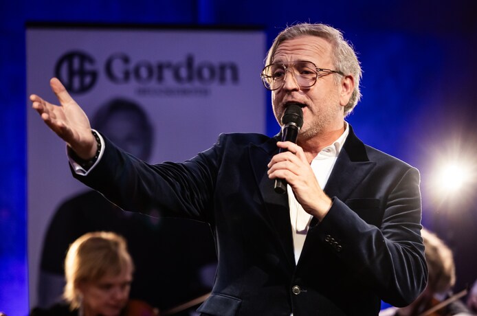 Gordon opent nieuwe koffiezaak in Blaricum | Blaricum | AD.nl