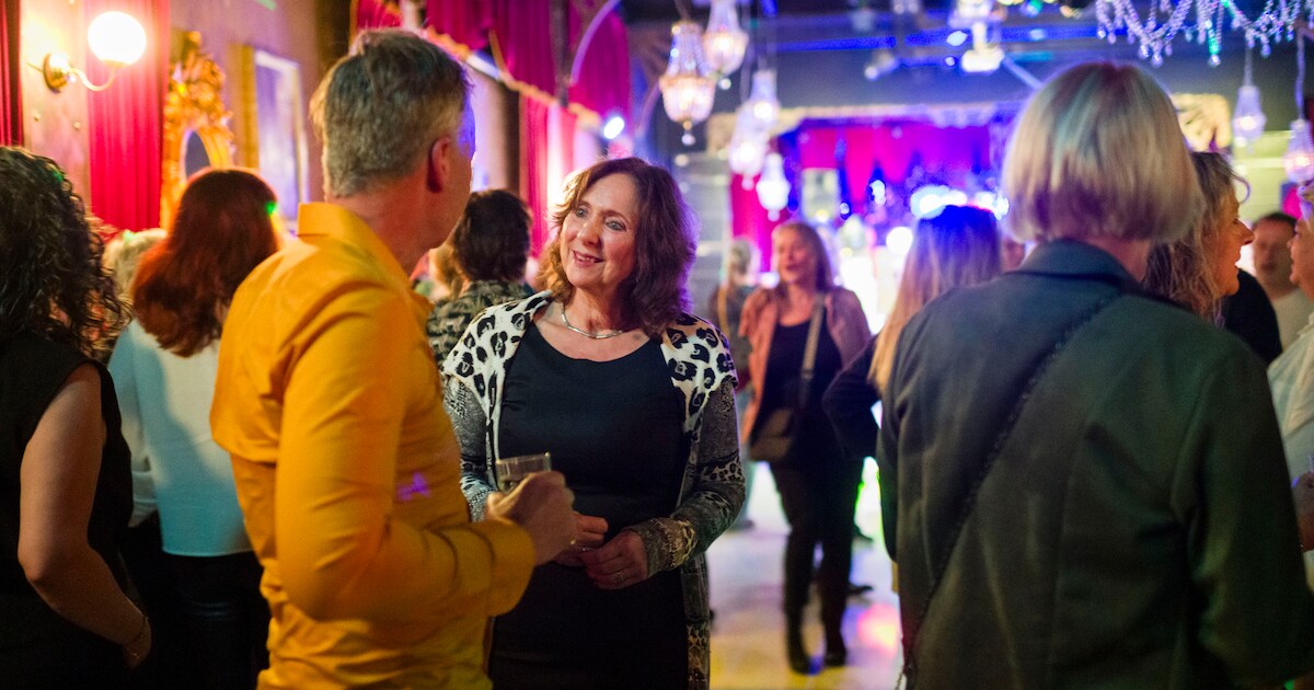 Vrijgezellen dansen samen in Enschede, maar hoeven geen relatie ...