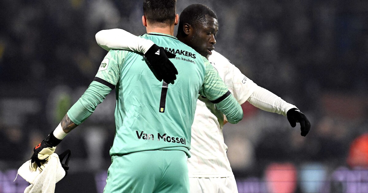 Brobbey geeft shirt na RKC - Ajax aan Vaessen voor zijn zoontje: ‘Brian ...