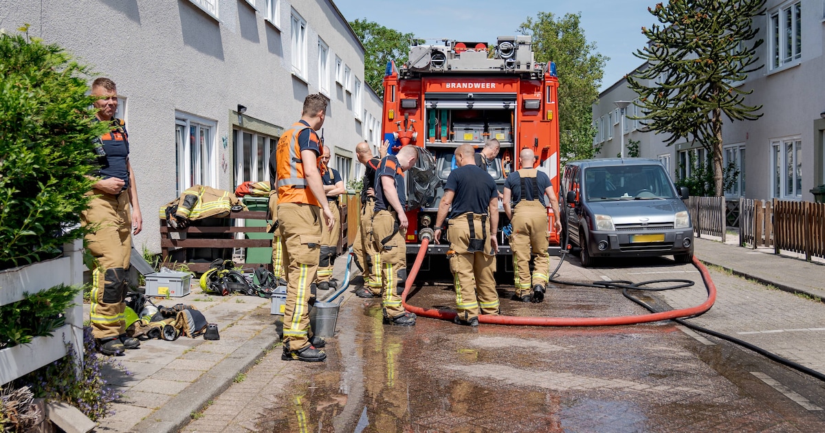 Persoon nagekeken door ambulancepersoneel na meterkastbrand aan ...