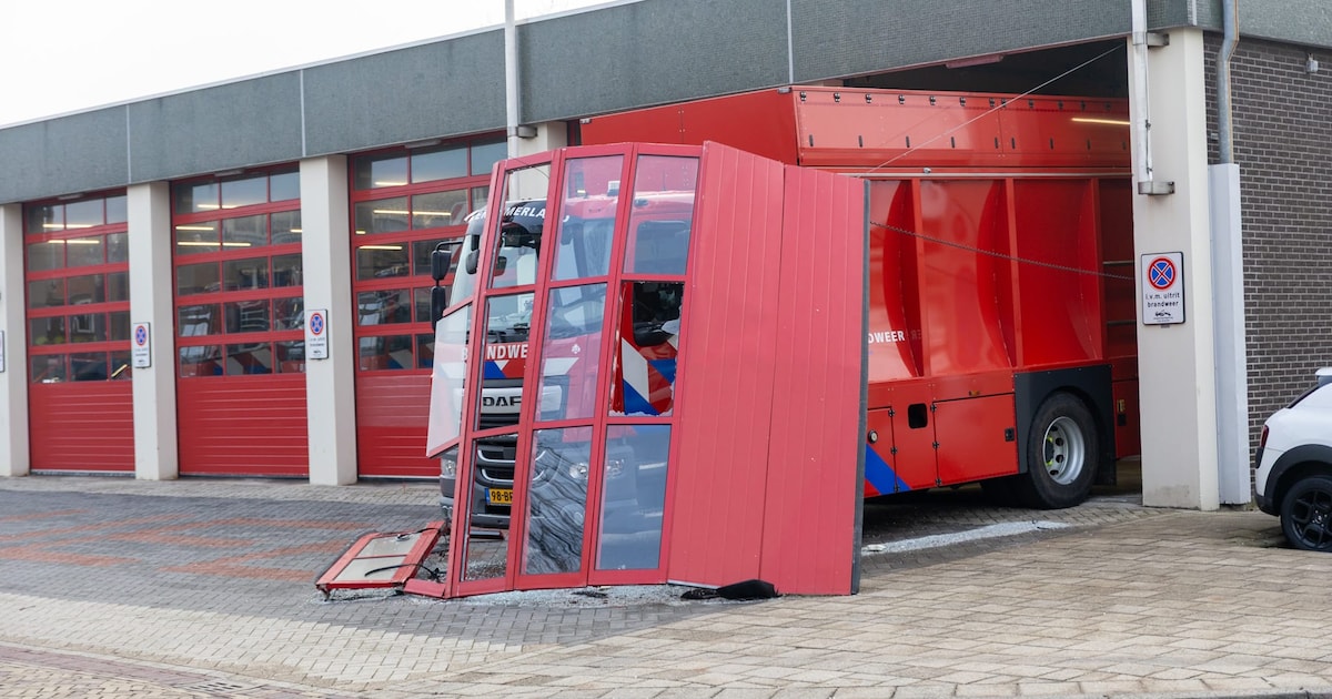 Brandweerwagen rijdt dwars door roldeur van eigen kazerne in Heemskerk ...