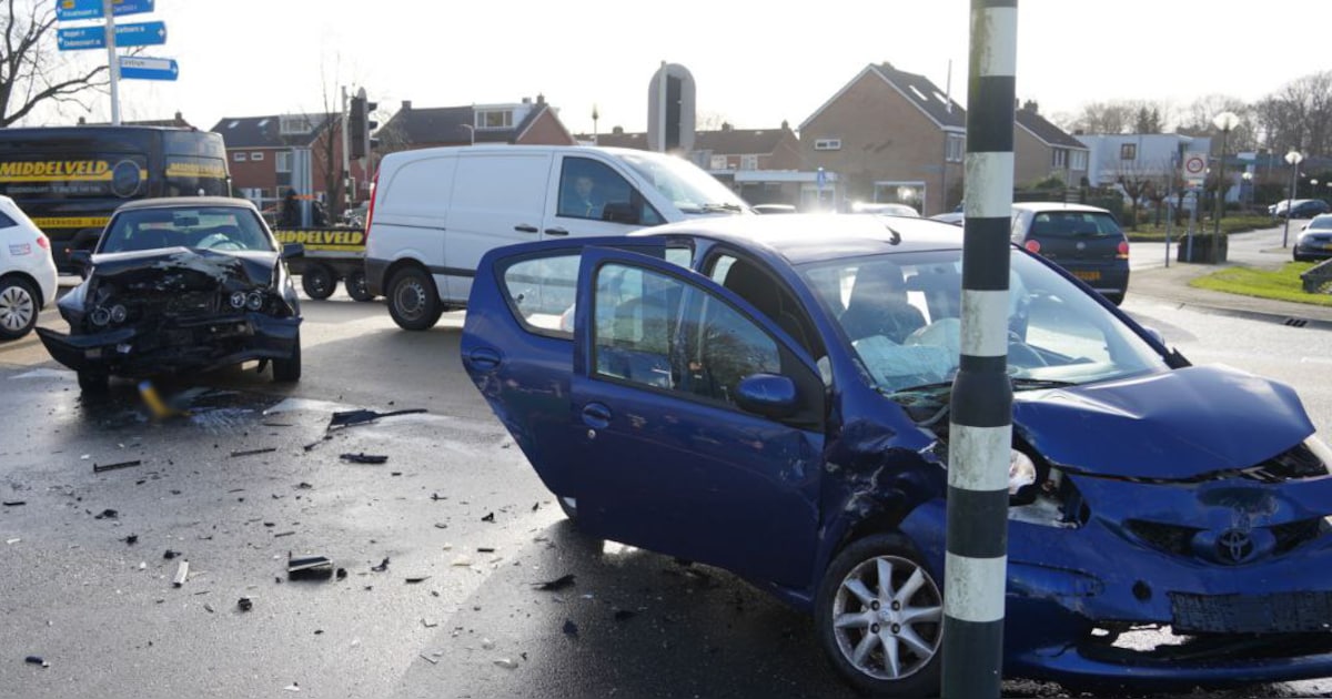 Vier gewonden bij flinke botsing op druk kruispunt in Hasselt | Zwartewaterland | AD.nl