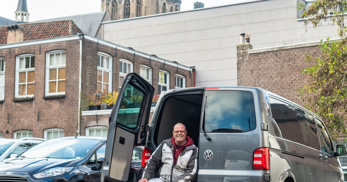 Overdag staat schilder Johan (63) nog altijd lekker op de steiger ...