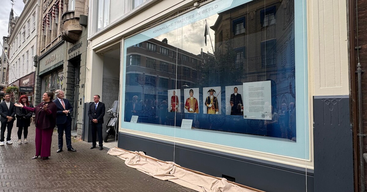 Foto’s Erwin Olaf onthuld in vitrine naast Paleis Noordeinde | Show | AD.nl