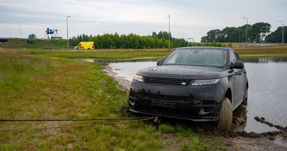 Auto mist afslag op knooppunt Beekbergen en rijdt pardoes het water in ...