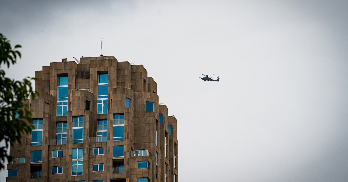 Apache-gevechtshelikopter vliegt boven Rotterdam vanwege Navo-top ...