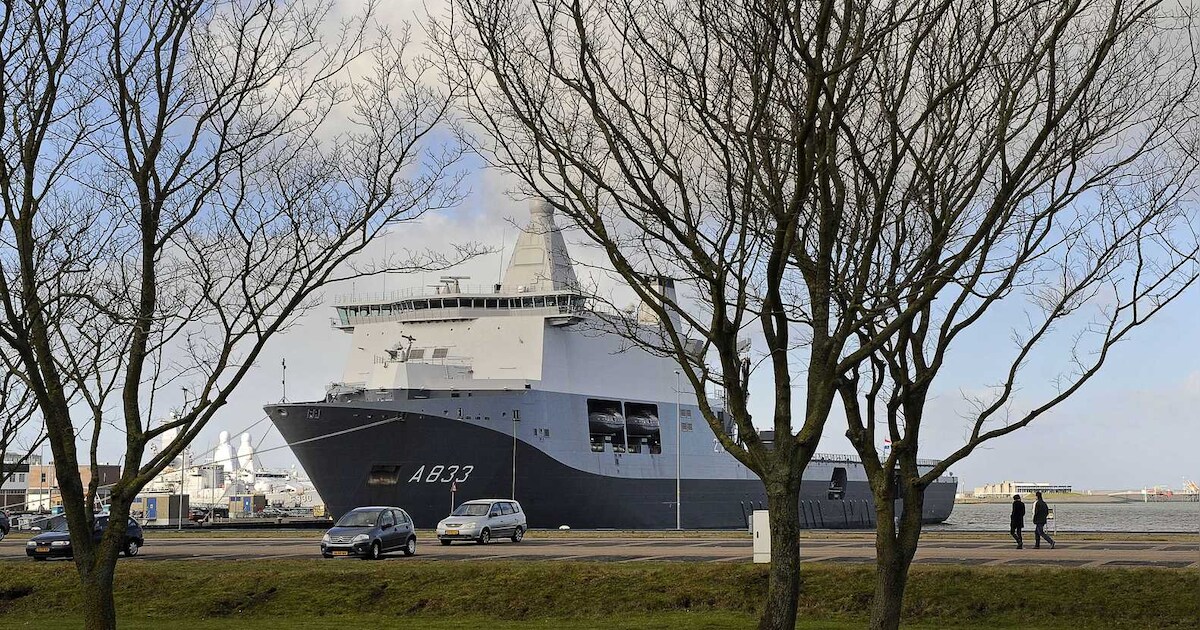 Verstekelingen marineschip Karel Doorman vragen asiel | Binnenland | AD.nl
