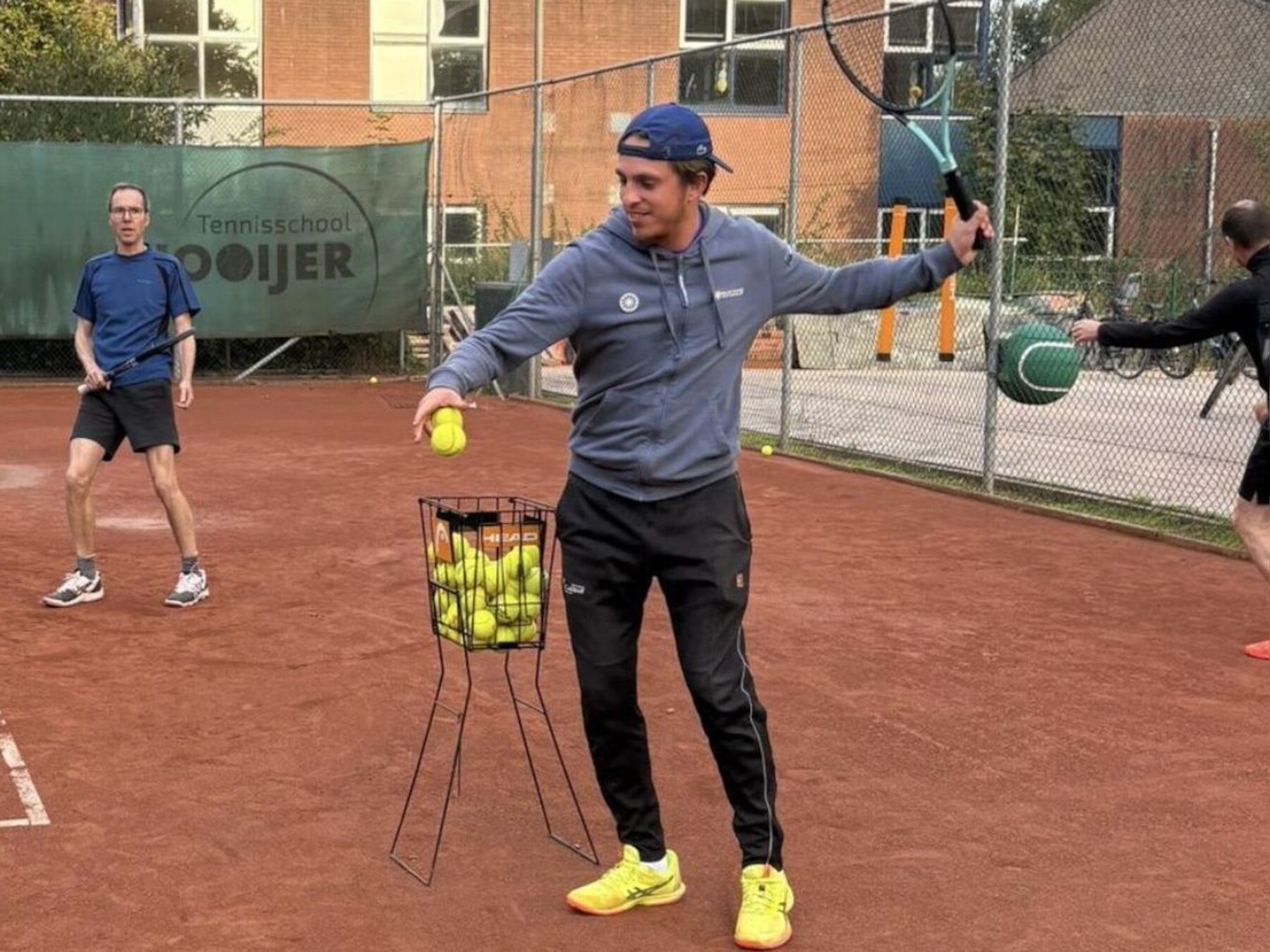 Kees (69) zwaait zijn gitaarzaak na 37 jaar vaarwel: ‘Tijd overhouden ...