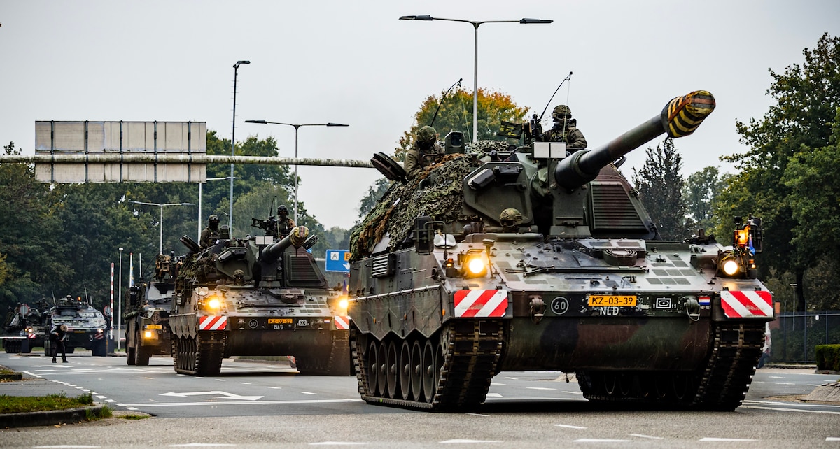 Militaire voertuigen en troepen in Venlo tijdens oefening | Venlo | AD.nl