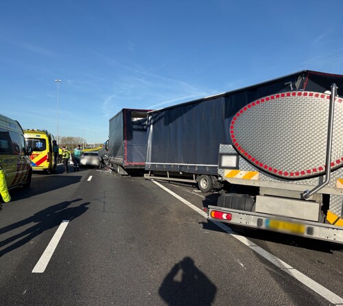 Ongeval op A27, weg afgesloten richting het zuiden | Foto | AD.nl