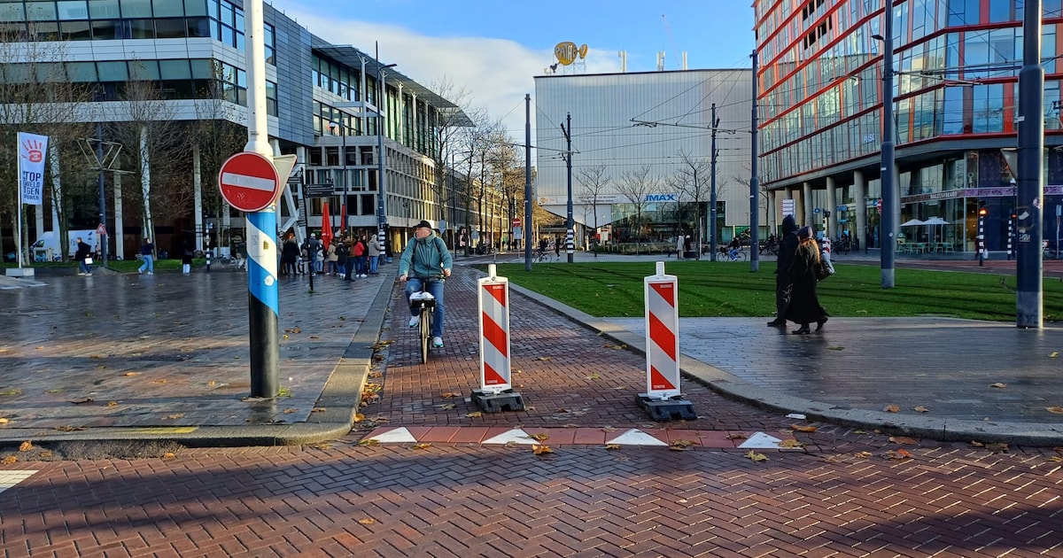 Paaltjes versperren de weg voor ‘illegale’ auto's op het Kruisplein ...