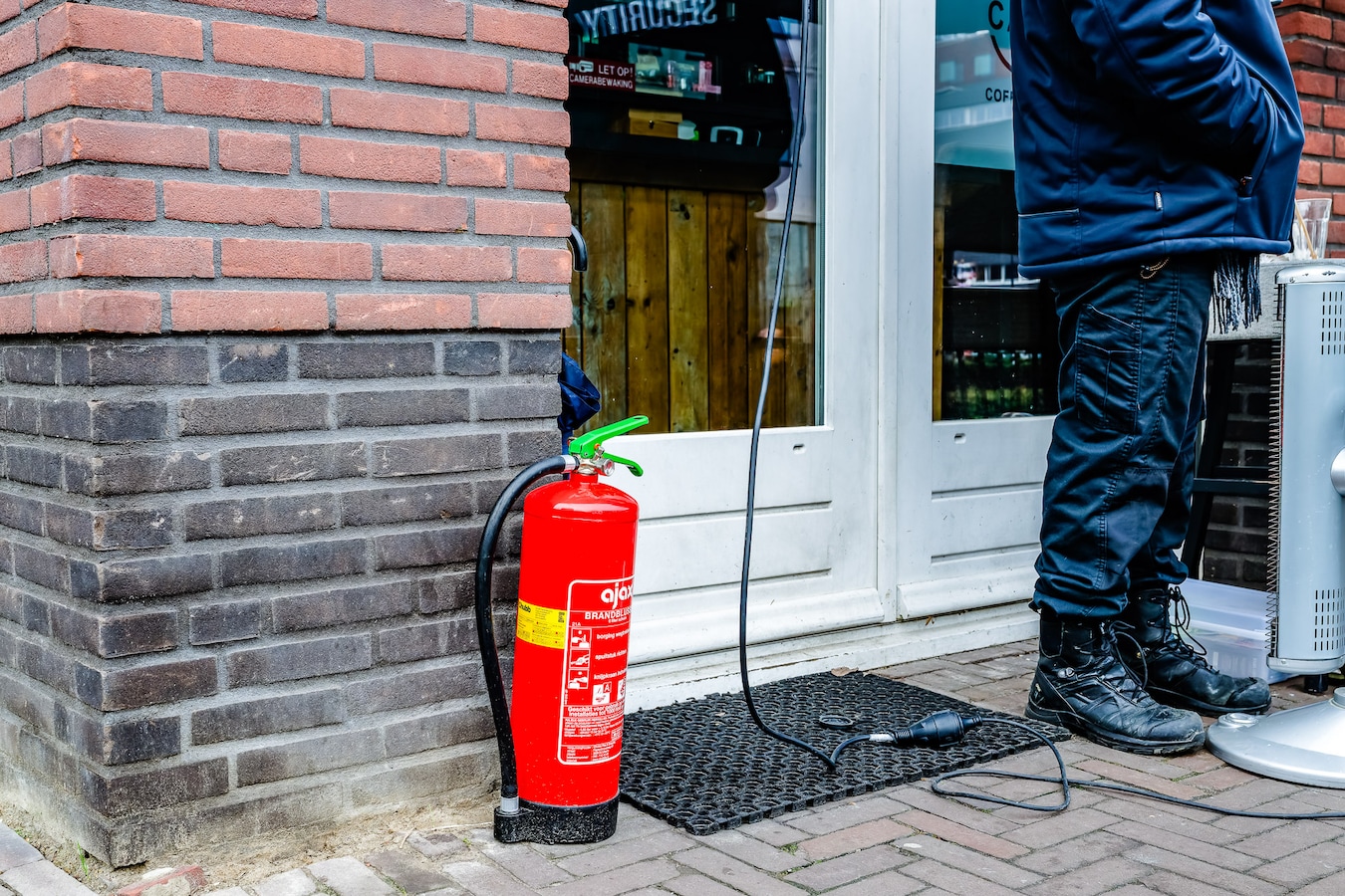 Explosief gegooid naar beveili­gers van coffeeshop Caza, zaak moet ...