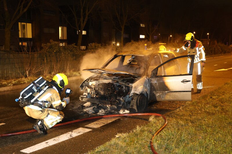 Auto brandt volledig uit in Leiden | Regio | AD.nl