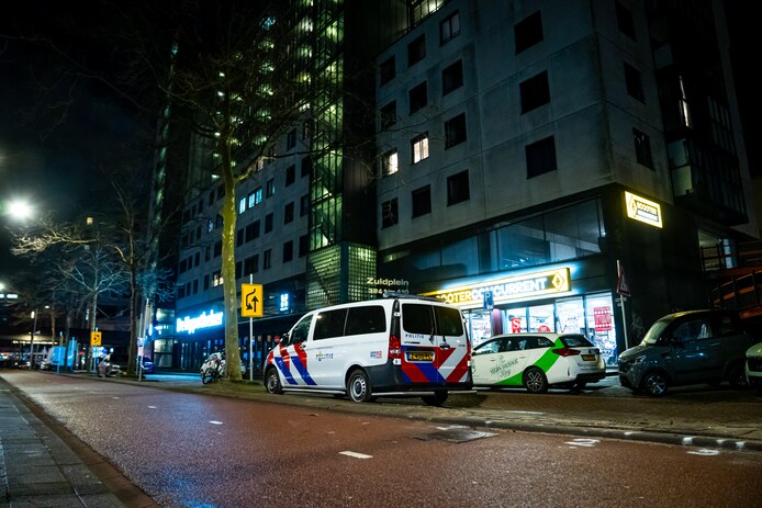 Gewapende man dringt flatwoning aan het Zuidplein binnen, bewoner gaat ...