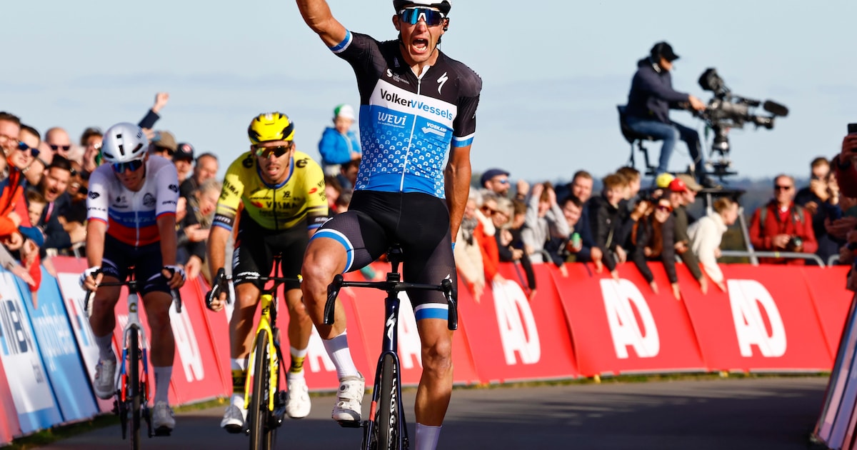 Timo de Jong stunt en verslaat nieuwe leider Christophe Laporte in Tour ...