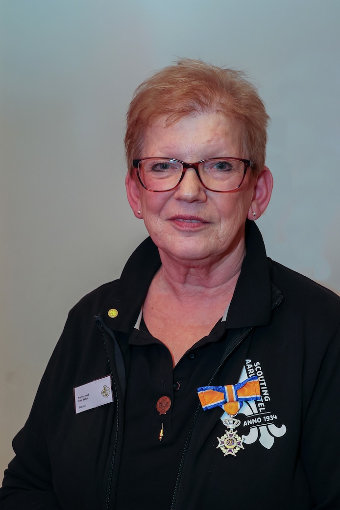 Koninklijke onderscheiding voor scoutingwerk door Marie-José van Bakel ...