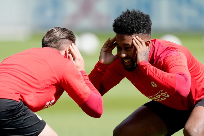 PSV geeft Chris Gloster een kans als linksback tijdens trainingsweek in ...