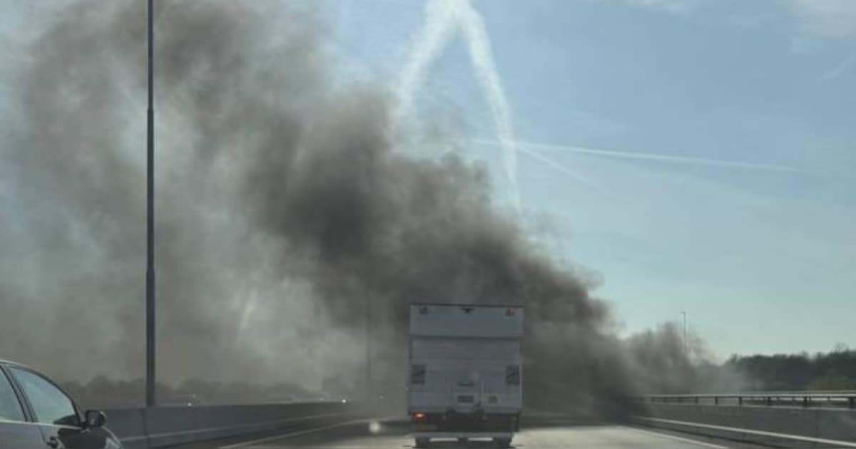 Veel rook na autobrand bij knooppunt Beekbergen: snelweg A50 weer open | Apeldoorn | AD.nl
