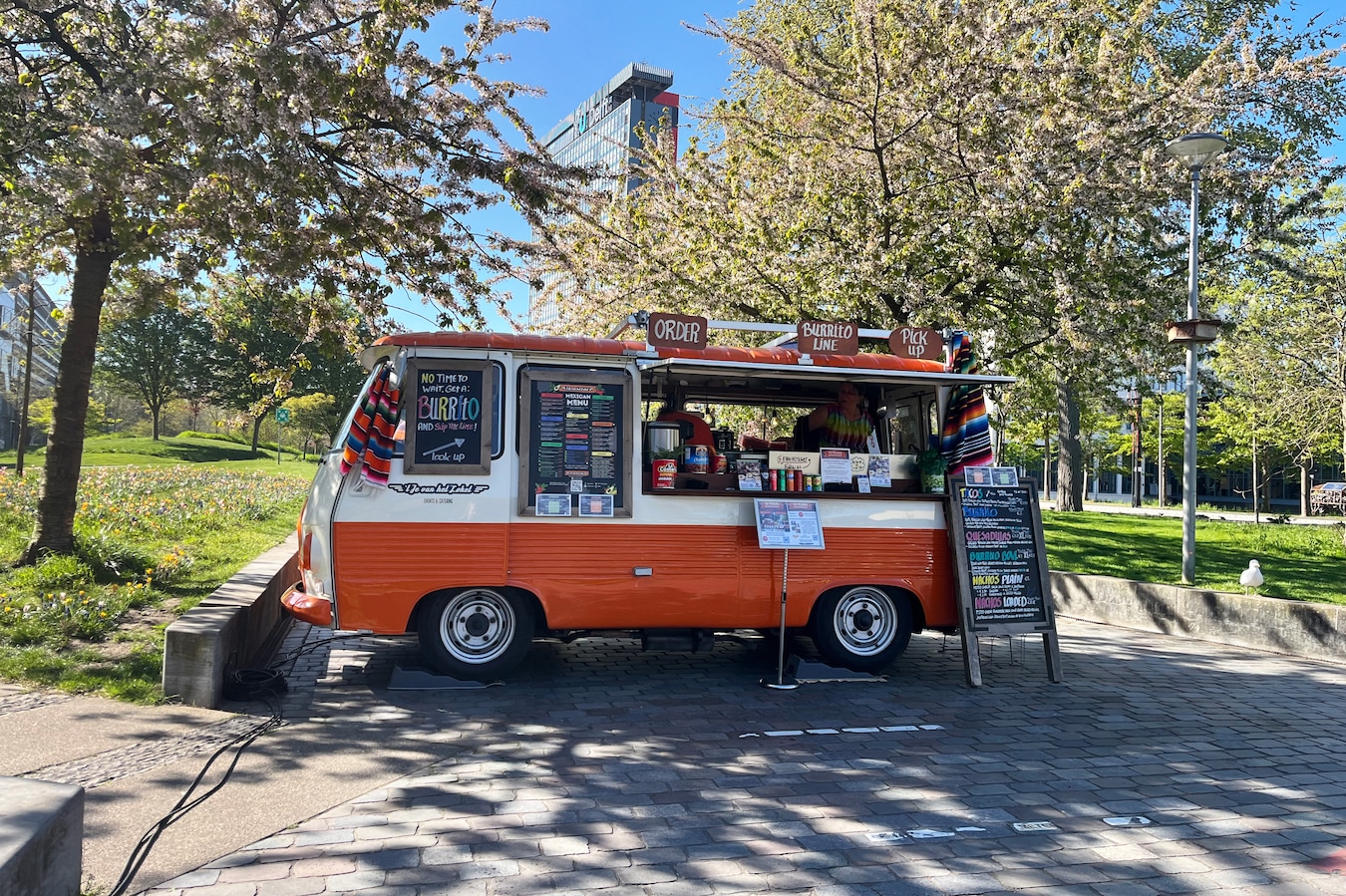 ‘Moeders van de TU’ Simone en Romy runnen een oranje foodtruck op de ...