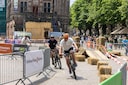 Fietsend door steegjes, dwars door de kroeg en langs pooltafels: dit ...