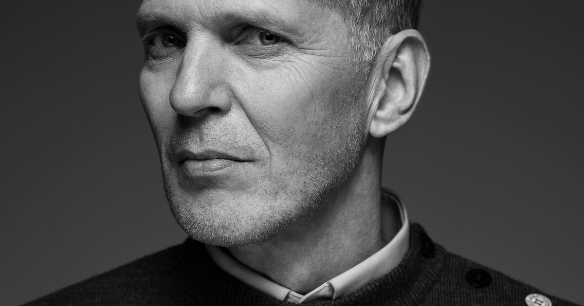 Erwin Olaf (1959-2023) was altijd geïntrigeerd door mensen die macht ...