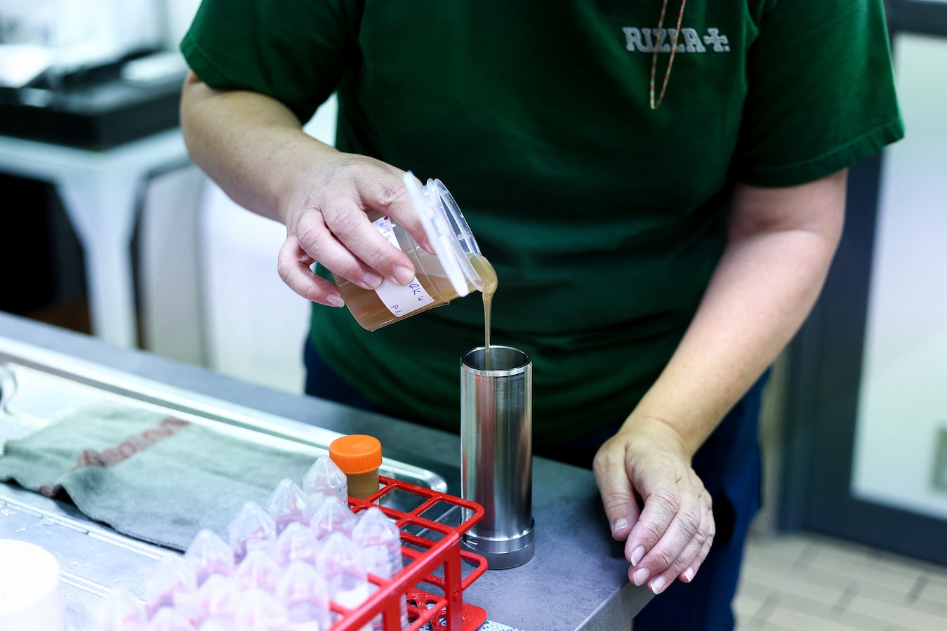 Het zit in cola en mascara: onmisbaar ingrediënt levert miljoenen op ...