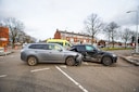 Geen gewonden, maar wel veel schade door ongeluk tussen twee auto's op ...