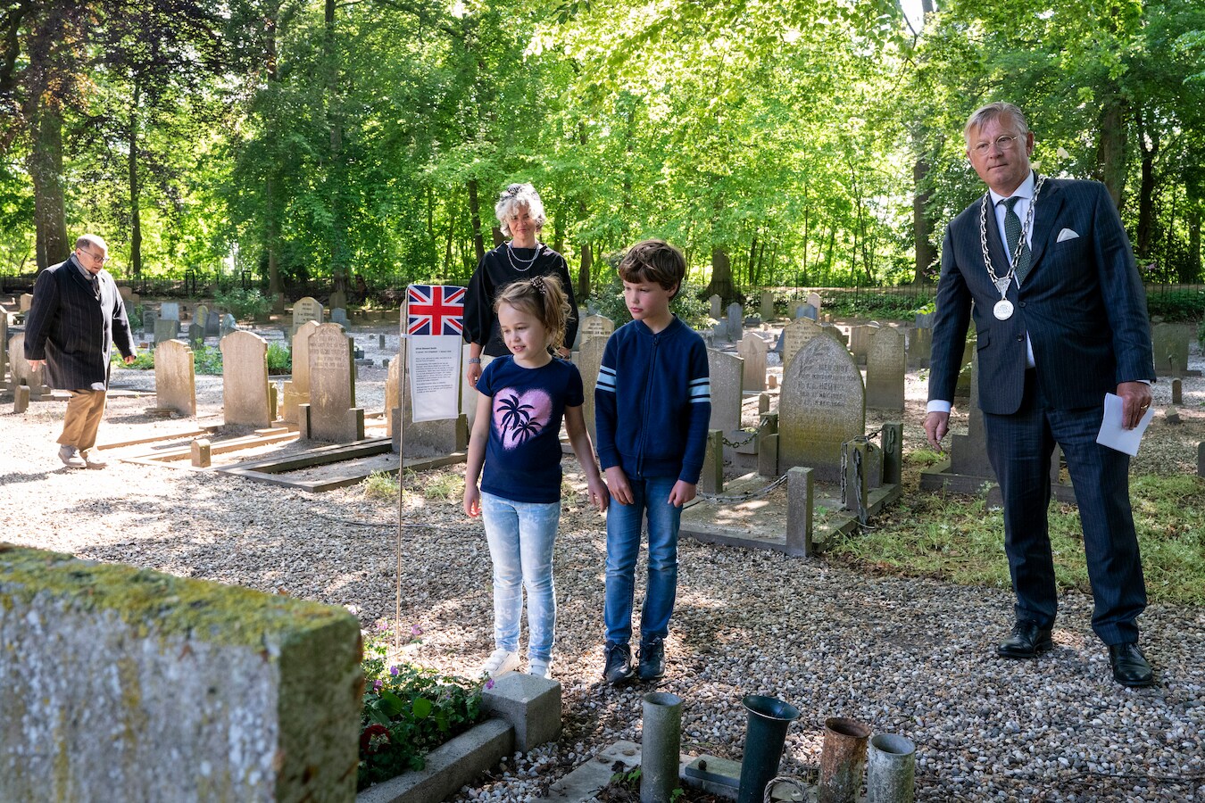 Eenzame eerste krans vanwege corona bij nieuw monument in Zaltbommel ...