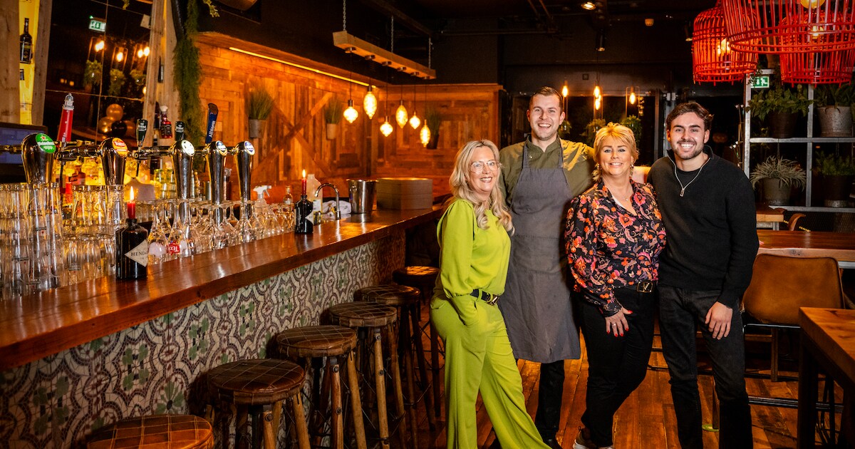 Dit restaurant is vleespaleis, muur hangt vol met honderden messen (dus ...