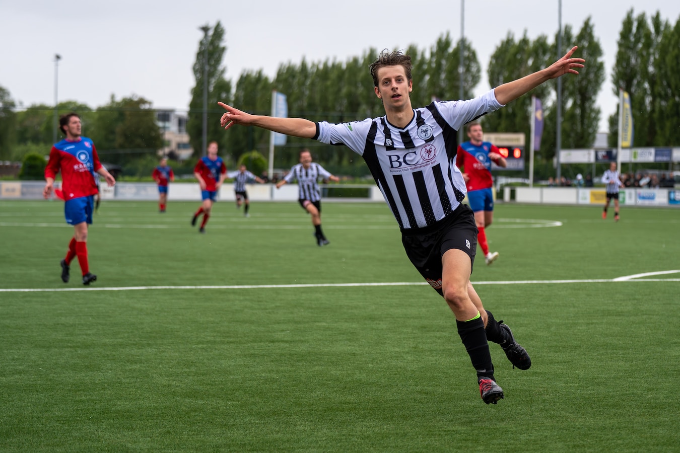 Hazerswoudse Boys-trainer Swart neemt afscheid met promotie: ‘Mooi dit ...