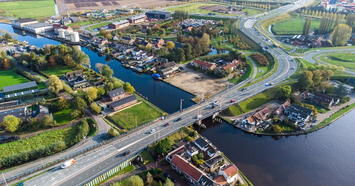 Steekterbrug en N207 afgesloten voor takelen olietanks | Alphen | AD.nl