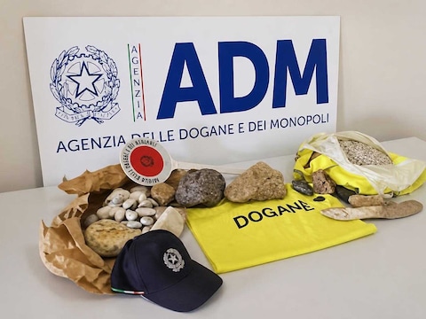 Franse toerist probeert 40 kilo zand van strand Sardinië mee te ...