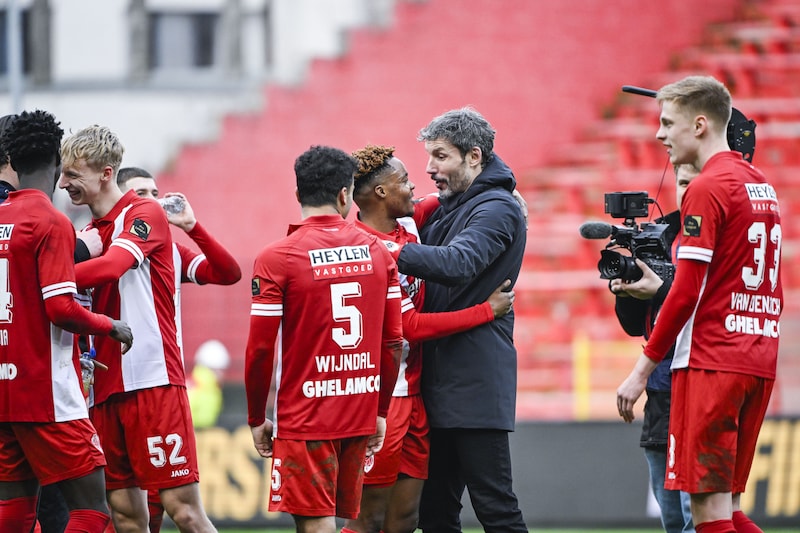 Oud-speler van Royal Antwerp (21) die debuteerde onder Mark van Bommel ...