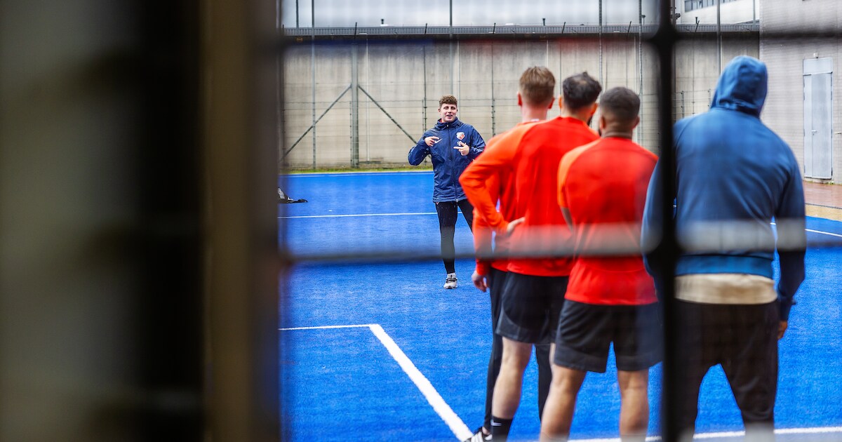 Training FC Utrecht in gevangenis is meer dan les: ‘Zij zijn rest van ...