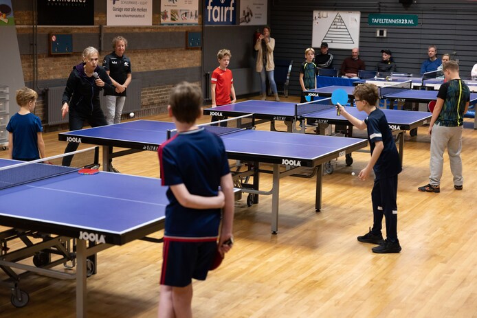 Bettine Vriesekoop leert de ‘stuiterballen’ van JCV een goede houding ...