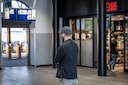 Peter (35) voelt dat hij gevolgd wordt op station Nijmegen, draait zich ...