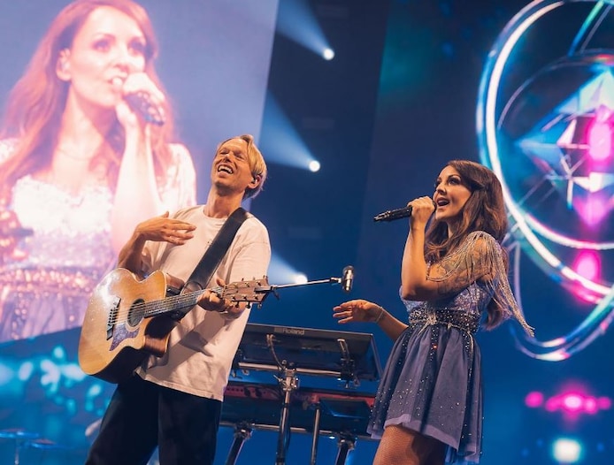 Zangeres Milk Inc maakt na dramatische pauze van tien jaar sensationele ...