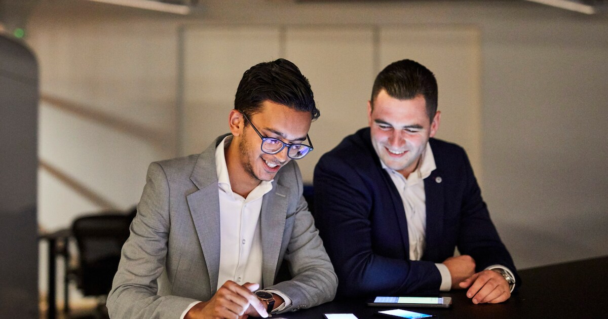 Senioren in de rij voor tabletles van studenten | Rotterdam | AD.nl