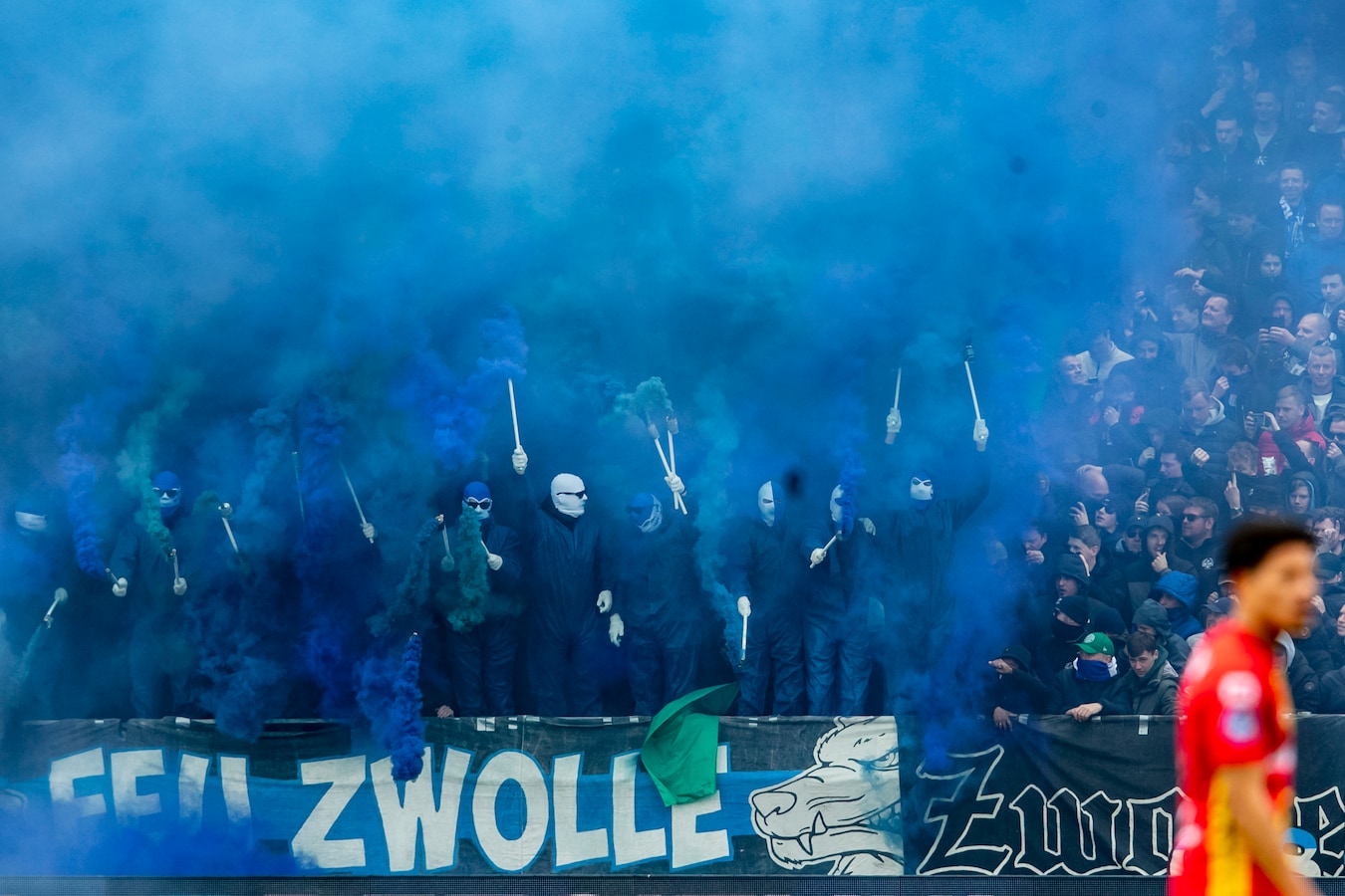 Identiteit drie gezochte vuurwerkgooiers bij PEC Zwolle-GA Eagles ...