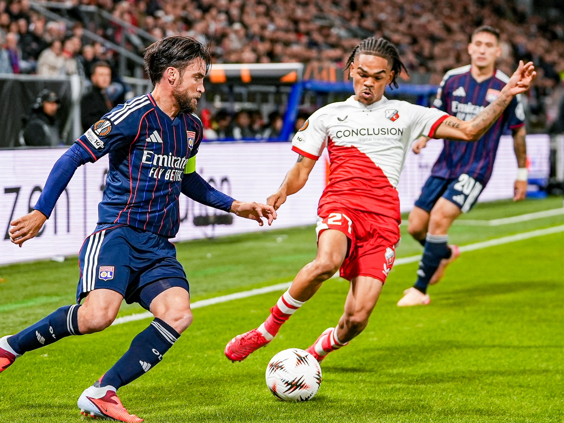 Geen halflege tafels of in file langs buffet, nieuw restaurant Mido ...