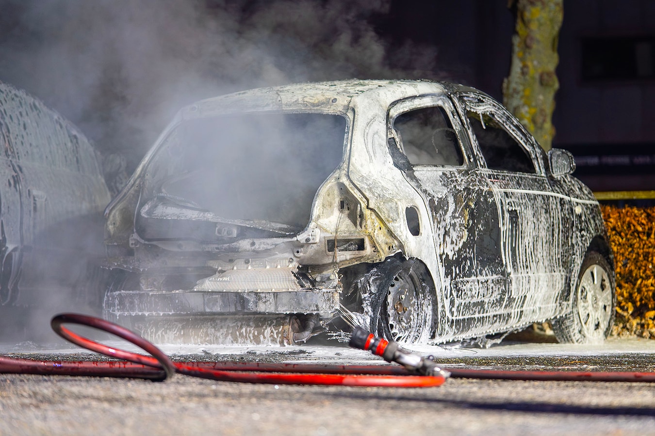 Twee auto’s zwaar beschadigd door brand op bedrijventerrein in Oss ...