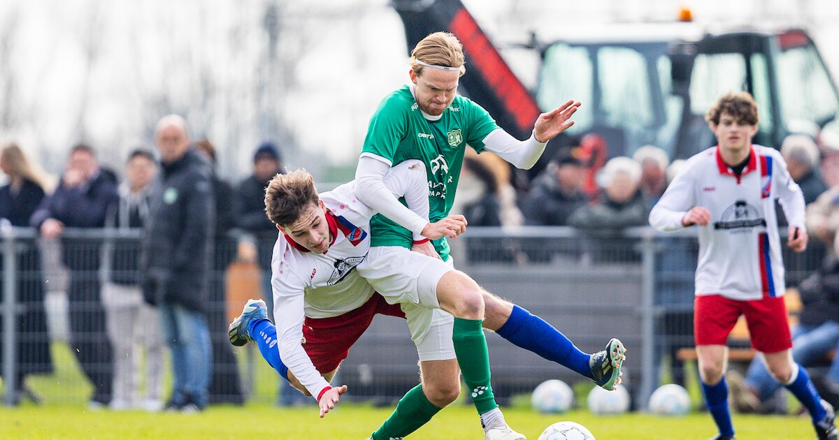 Periodetitels verdeeld, keeperstrainer op doel en dit gebeurde er nog meer op de velden ...