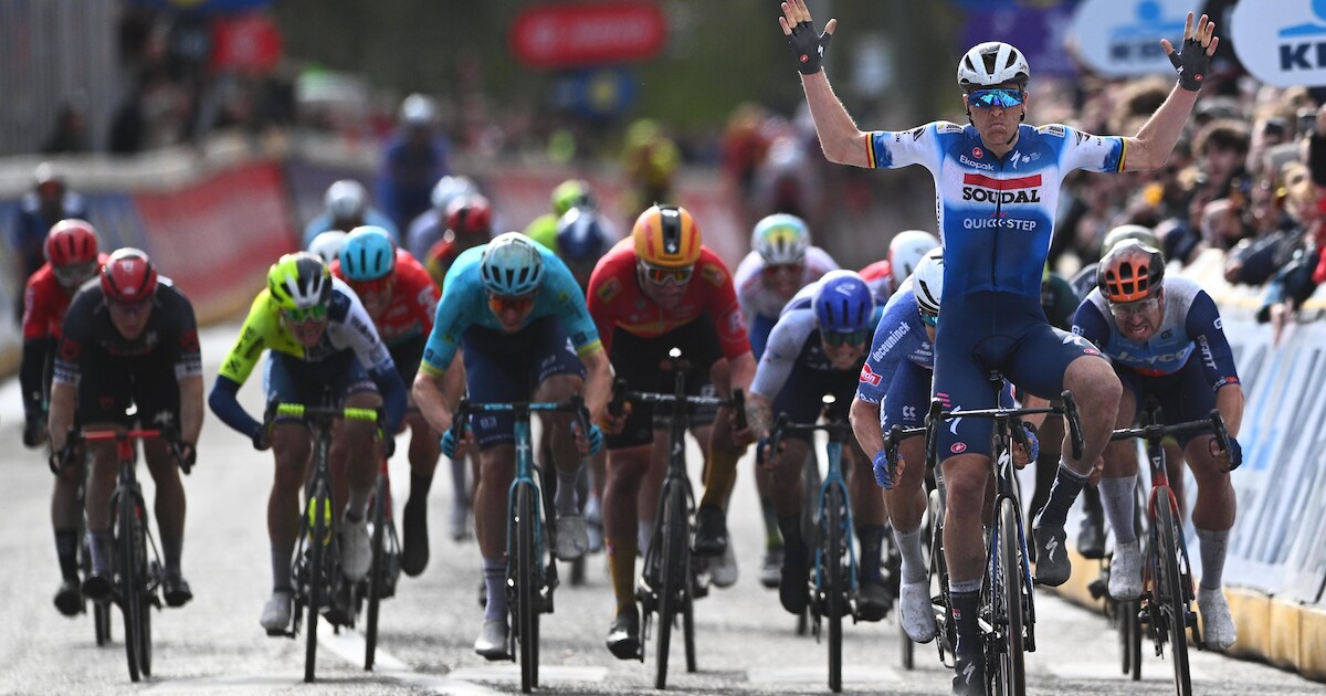 Tim Merlier wint Belgisch sprintduel van Jasper Philipsen, podiumplaats ...