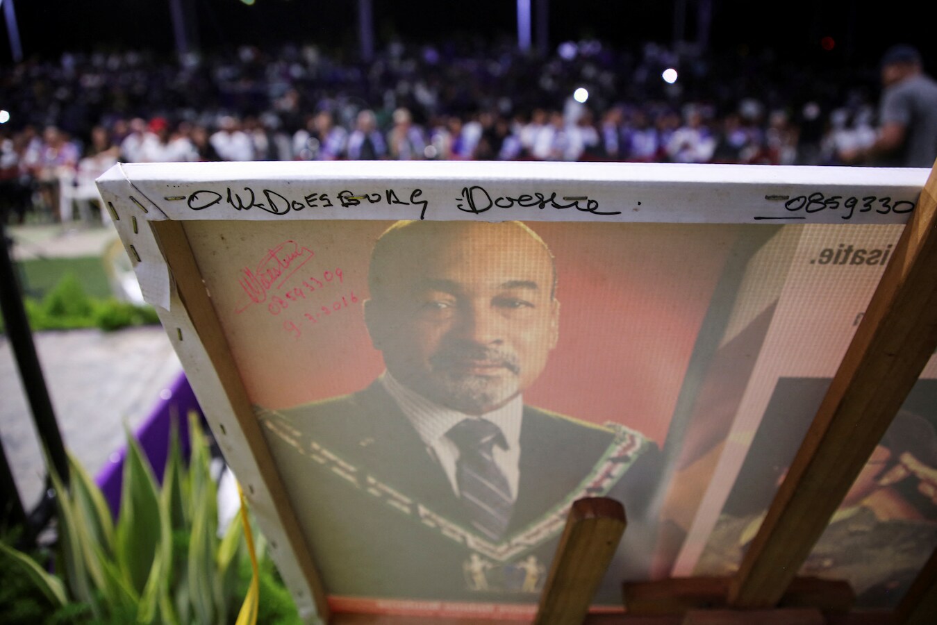 Witte lijkwagen met Bouterse, in militair tenue én met zonnebril ...