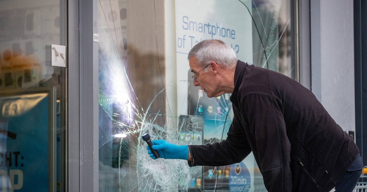 Buurt in Zwolle schrikt wakker van explosieve inbraak bij telefoonzaak ...