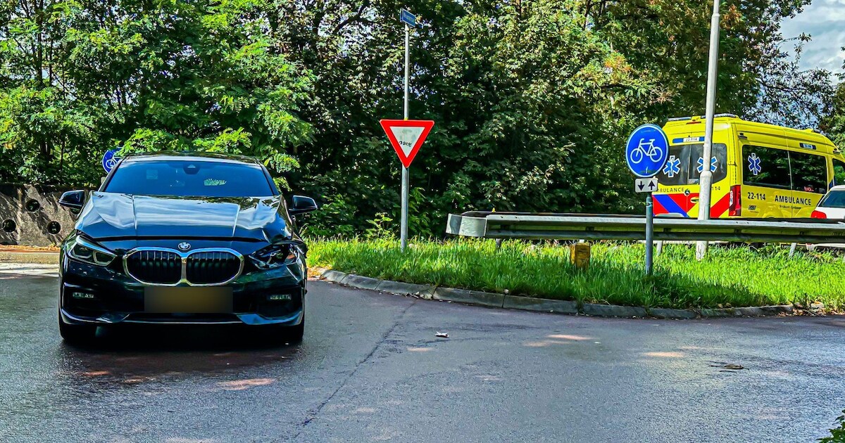 Twee auto’s zwaar beschadigd bij botsing in Best | Best | AD.nl