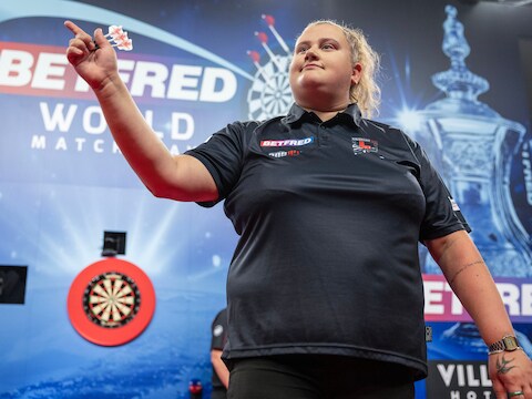 Sensationele stunt 21-jarige vrouw tegen dartsfenomeen Luke Littler ...